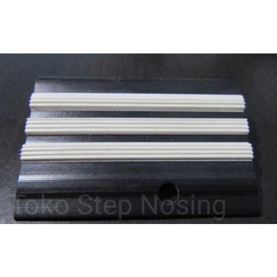 Jual Aek947 Step Nosing Karet / Lis Tangga Hitam Garis Putih ...
