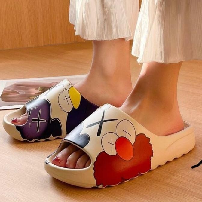 Jual Sandal Pria Wanita Yeezy Slide Elmo Kaws Tebal Bahan Karet Eva ...