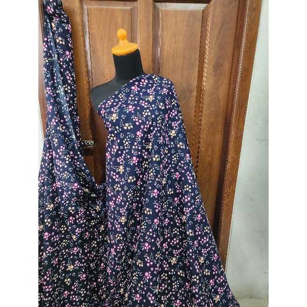 Jual Kain Rayon Viscose Motif Bunga Rata Warna Warni Dasar Navy (2,75m ...