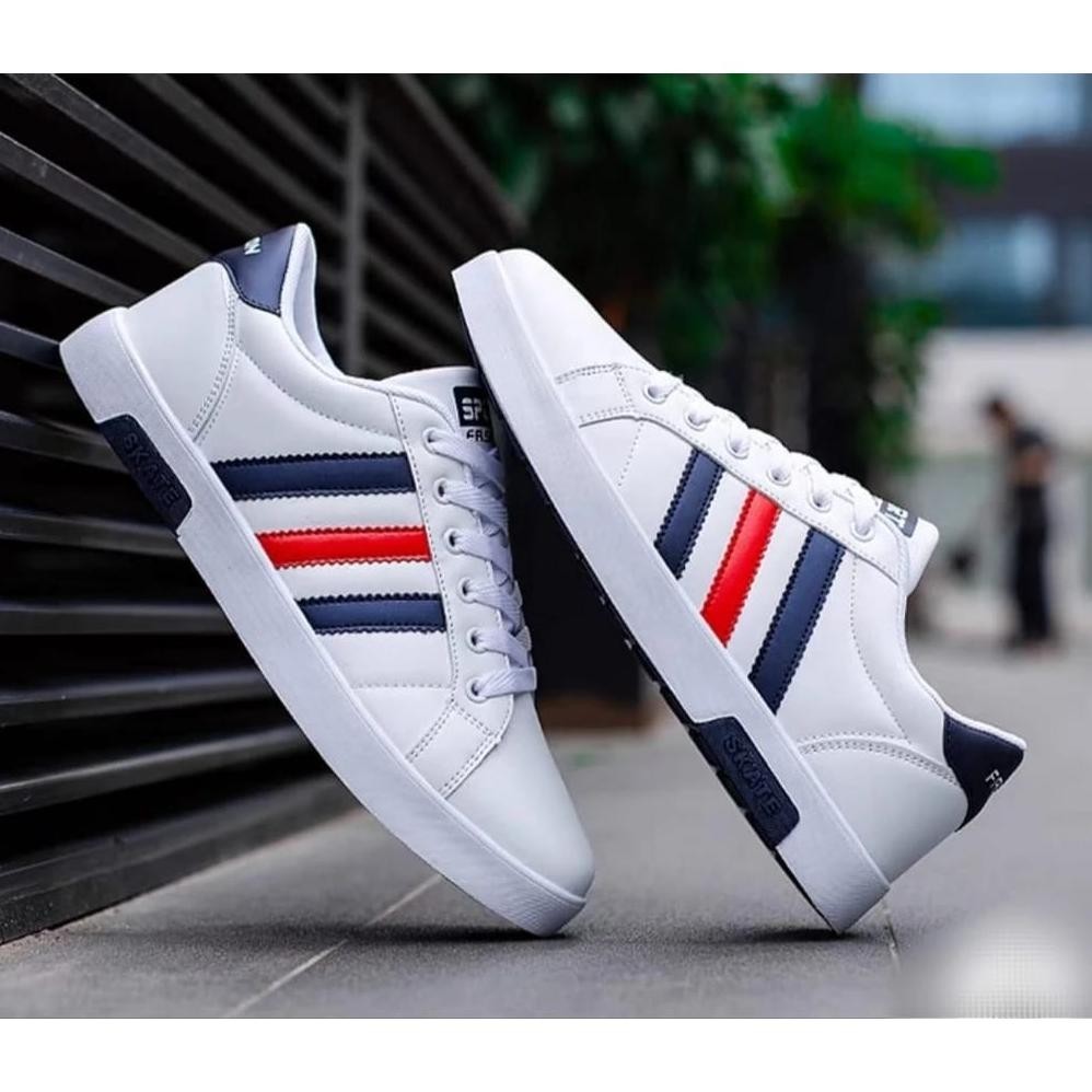 Jual Sepatu Sneakers Pria Model Garis 3 Warna Hitam Putih Dan Merah ...
