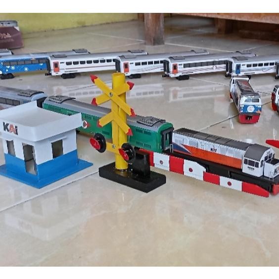 Jual Tw39 Mainan Edukasi Mainan Miniatur Kereta Api Indonesia Lokomotif ...