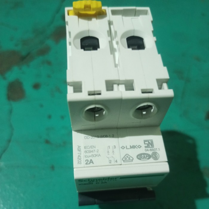 Jual MCB AC 2p 2a Schneider A9F74202 C curve iC60N | Shopee Indonesia