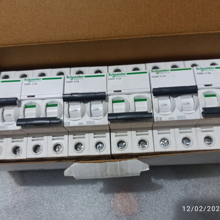 Jual MCB AC 2p 2a Schneider A9F74202 C curve iC60N | Shopee Indonesia