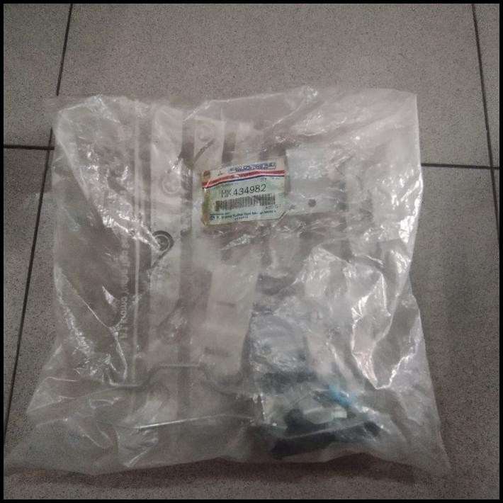 Jual TERBARU DOOR LOCK MITSUBISHI CANTER KANAN MK434982 !!! | Shopee ...