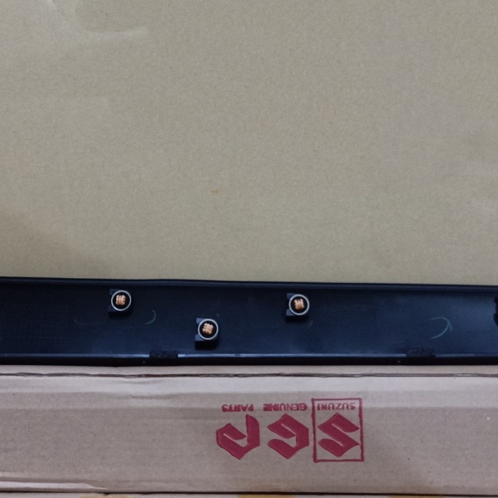 Jual New List Body/ Side Body Garnish Pintu Tengah Kiri Lh Ertiga Xl 7 ...