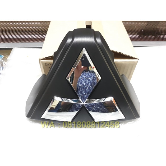 Jual Cuci Gudang Emblem Grill Logo Tiga Berlian Original Asli ...