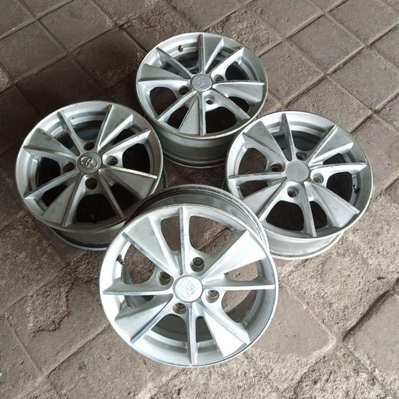 Jual Velg Mobil Bekas Untuk Avanza Ring 15 Lubang Baut 4X114 Warna Silver | Shopee Indonesia