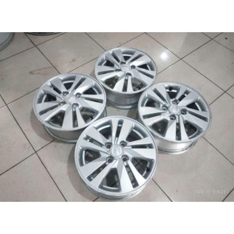 Jual Velg Mobil Bekas Original Std Datsun R15 Lebar 5 Hole 4X100 Et45 Silver Untuk Mobil Karimun ...