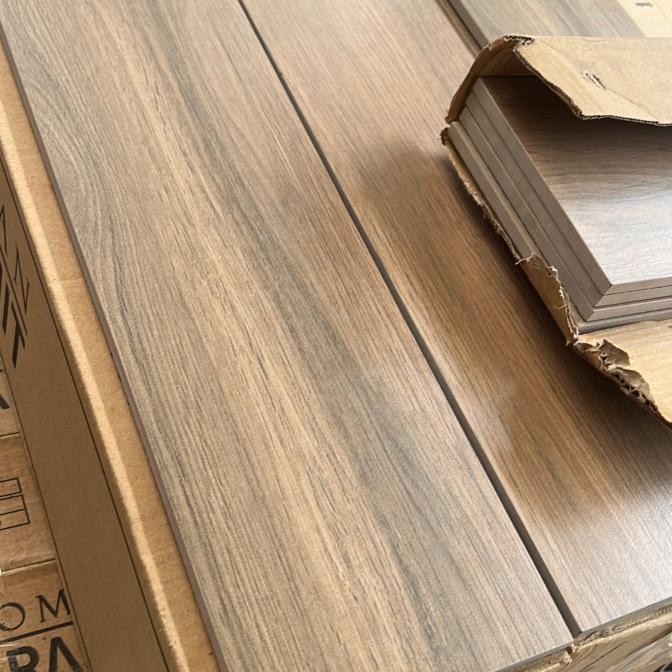 Jual Granit Lantai Motif Kayu Roman 15x90/Vynil/Keramik Motif Kayu ...