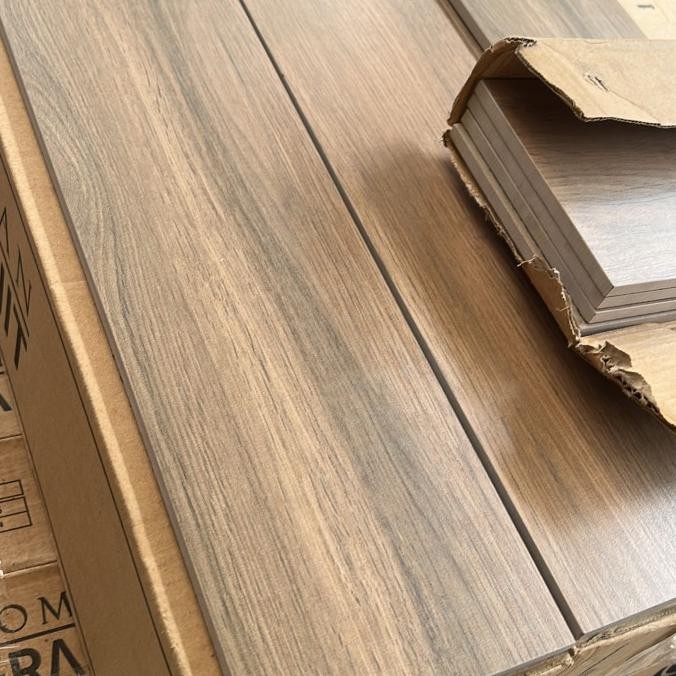 Jual Granit Lantai Motif Kayu Roman 15x90/Vynil/Keramik Motif Kayu ...