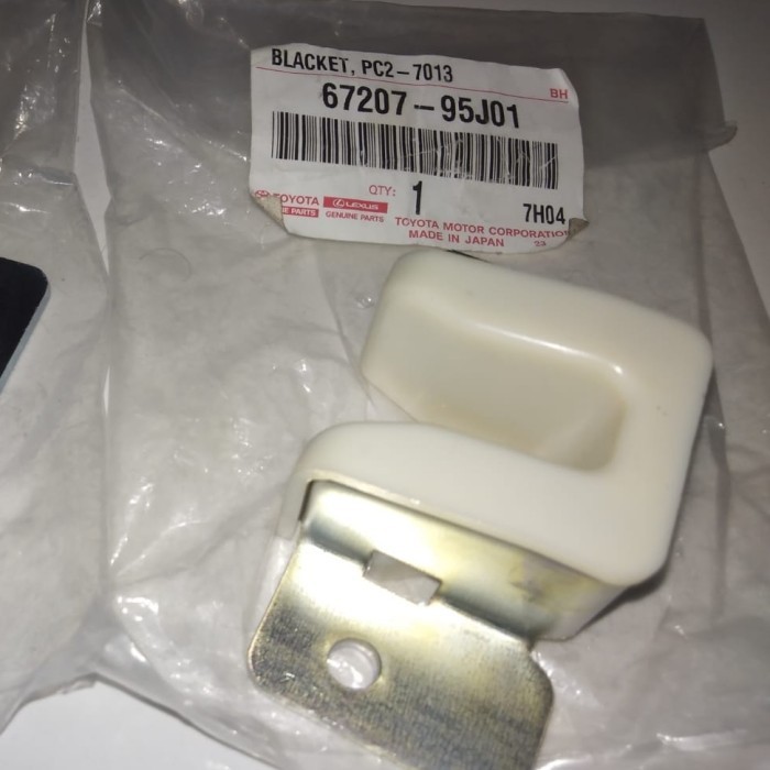 Jual stopper pintu bagasi belakang bawah Toyota Hiace commuter 67207 ...