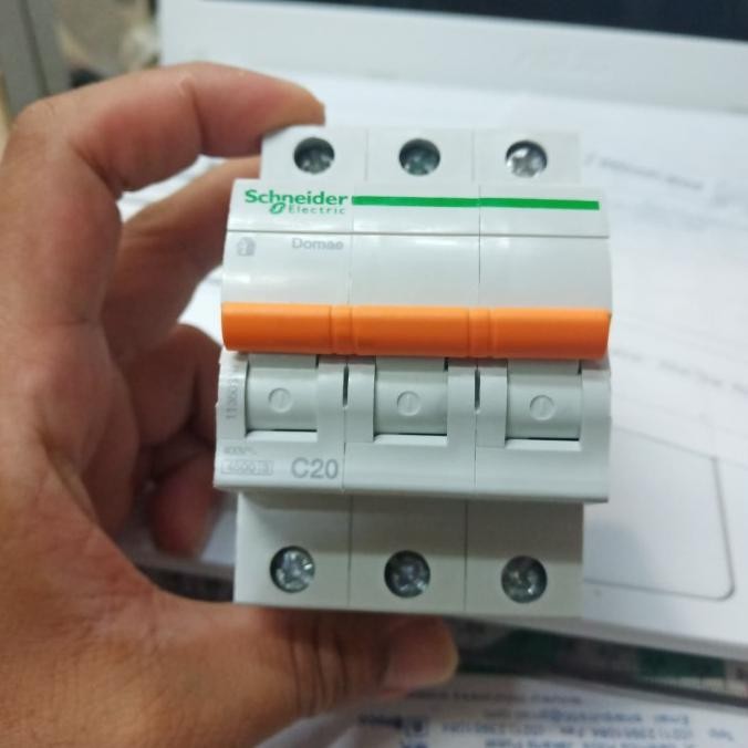 Jual MCB schneider /merlin gerin Domae 3p C20 20Aoriginal | Shopee Indonesia