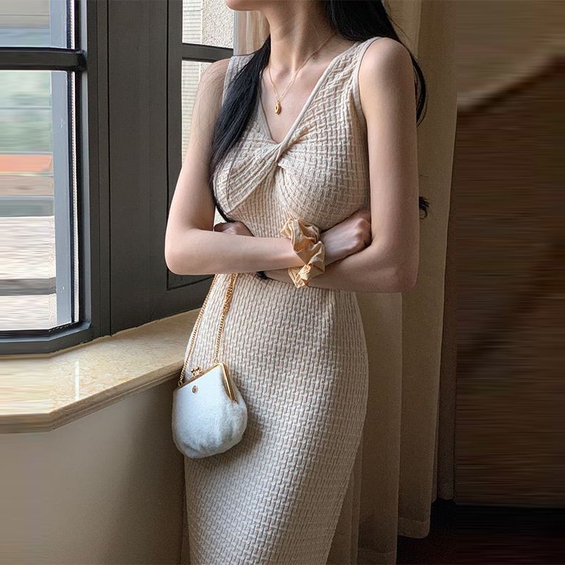 Jual Crunchy Brulee Gaun Rompi Rajutan Kotak-Kotak Gaun Midi Pas Badan ...