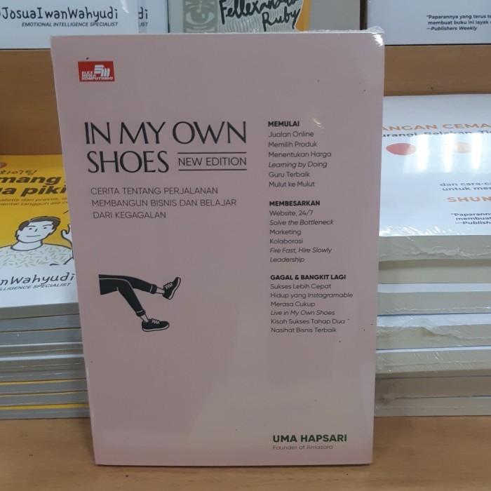 Jual BUKU IN MY OWN SHOES UMA HAPSARI | Shopee Indonesia