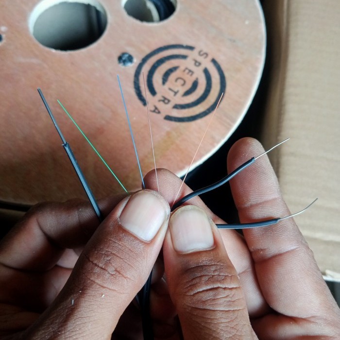 Jual Kabel Fo 4 Core 3 Seling/Kabel Drop Wire 4 Core 1000 Meter ...