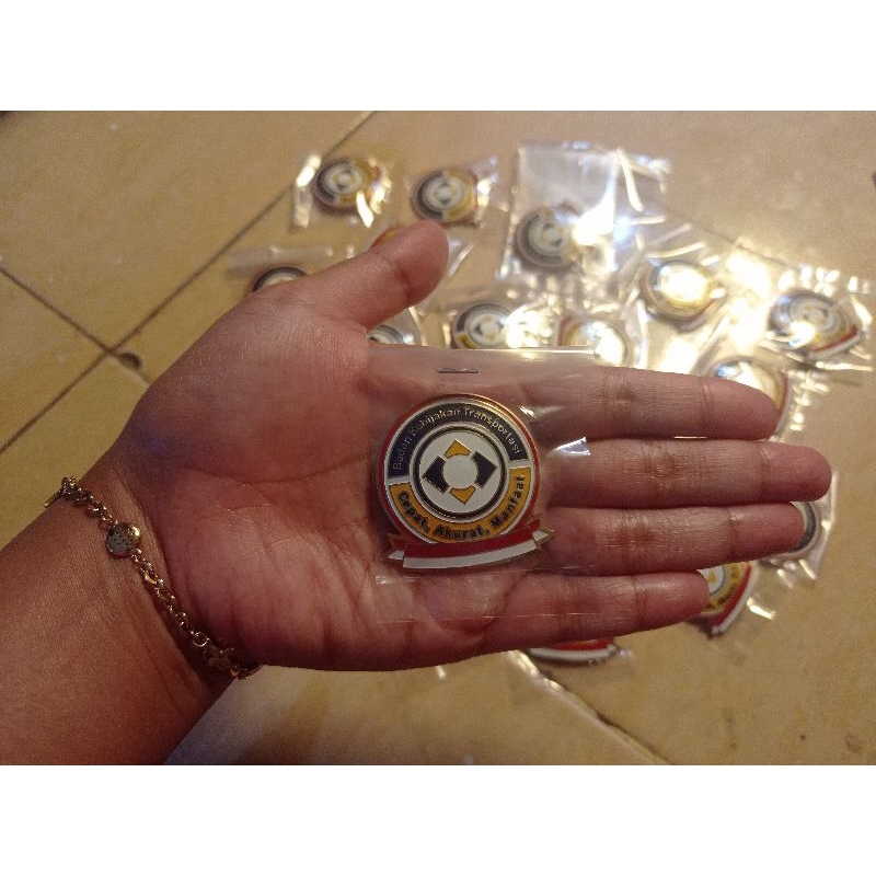 Jual pin logo custom bahan kuningan. | Shopee Indonesia