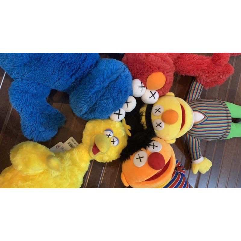Jual Uniqlo x KAWS x Sesame Street plush original | Shopee Indonesia