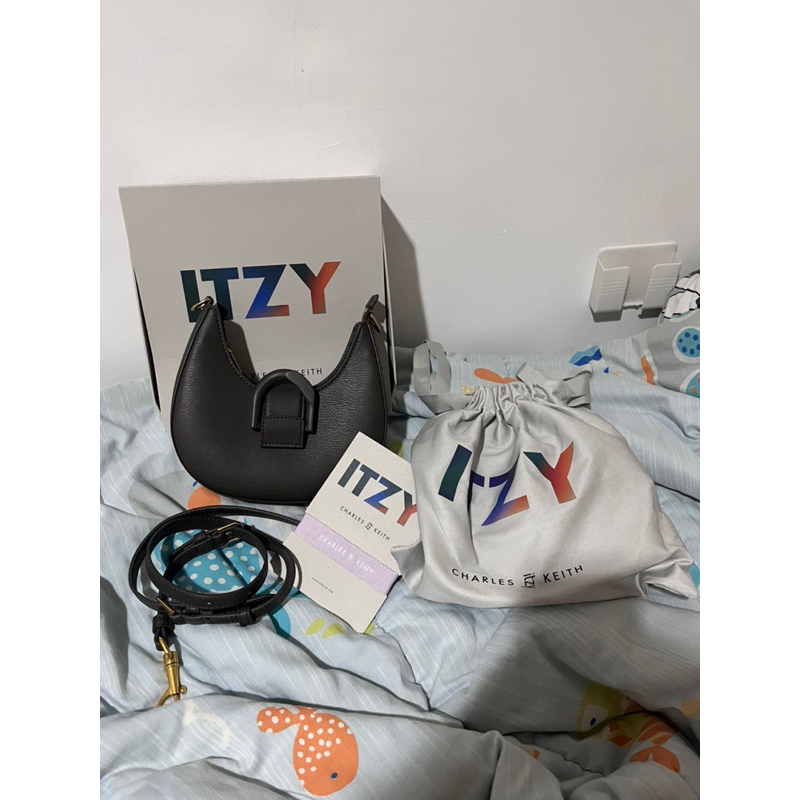 Jual Itzy x Charles and keith Ori | Shopee Indonesia