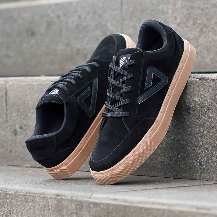 Jual ORI Sepatu Sneakers Pria Hitam Casual Sepatu Distro Cowok Keren ...