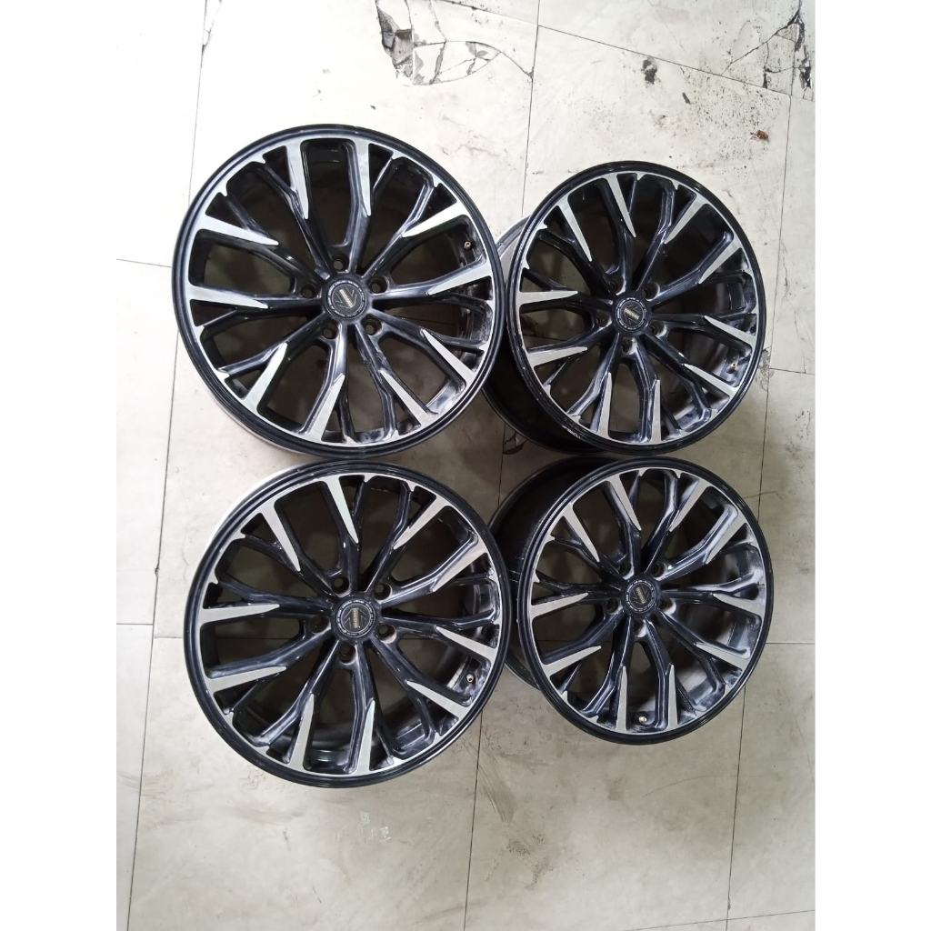 Jual Velg Bekas Racing MOMO R18 Lebar 8 inch HOLE 5 x 114,3 ET 42 Warna ...