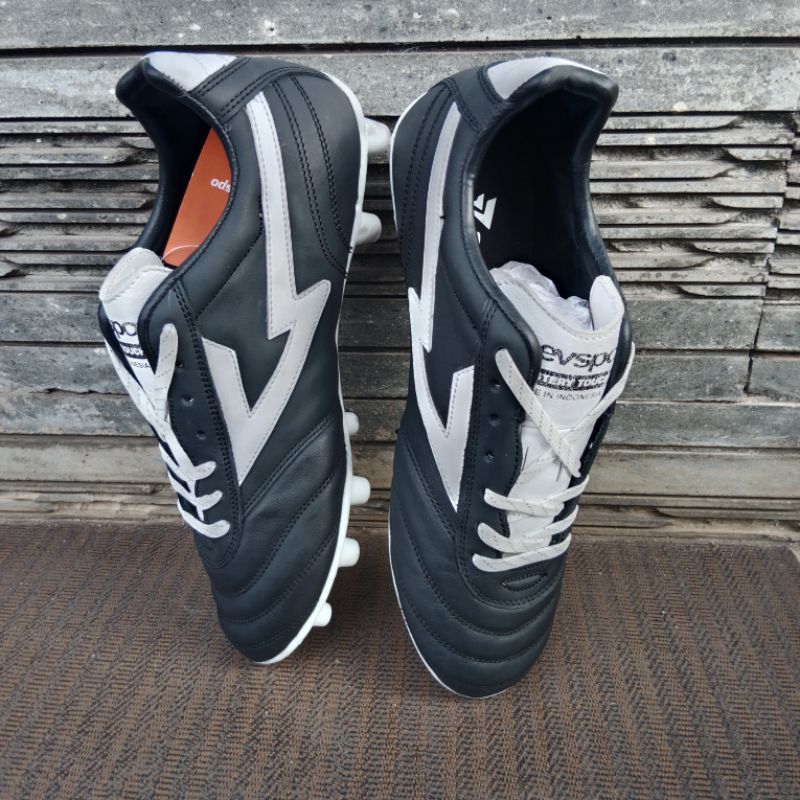 Jual Sevspo Maestro Calf Leather Black White - Sepatu Bola Sevspo Kulit ...