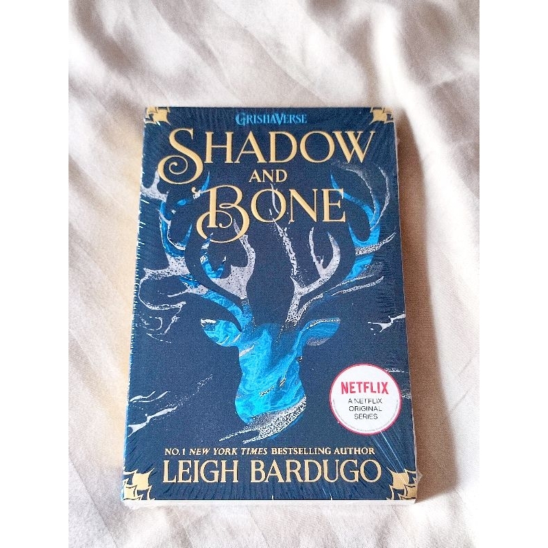 Jual Buku Novel Import Shadow and Bone by Leigh Bardugo | Shopee Indonesia