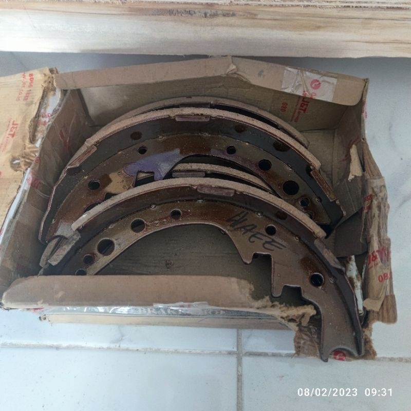 Jual brake shoe sepatu rem pirodo kampas rem belakang hiace diesel lh11 ...
