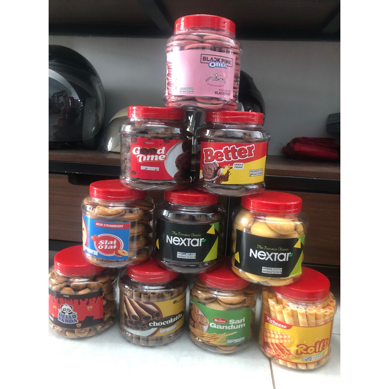 Jual Kue/Jajan/Snack Lebaran Toples Nobita Hello Panda/Chocolattos/Sari ...