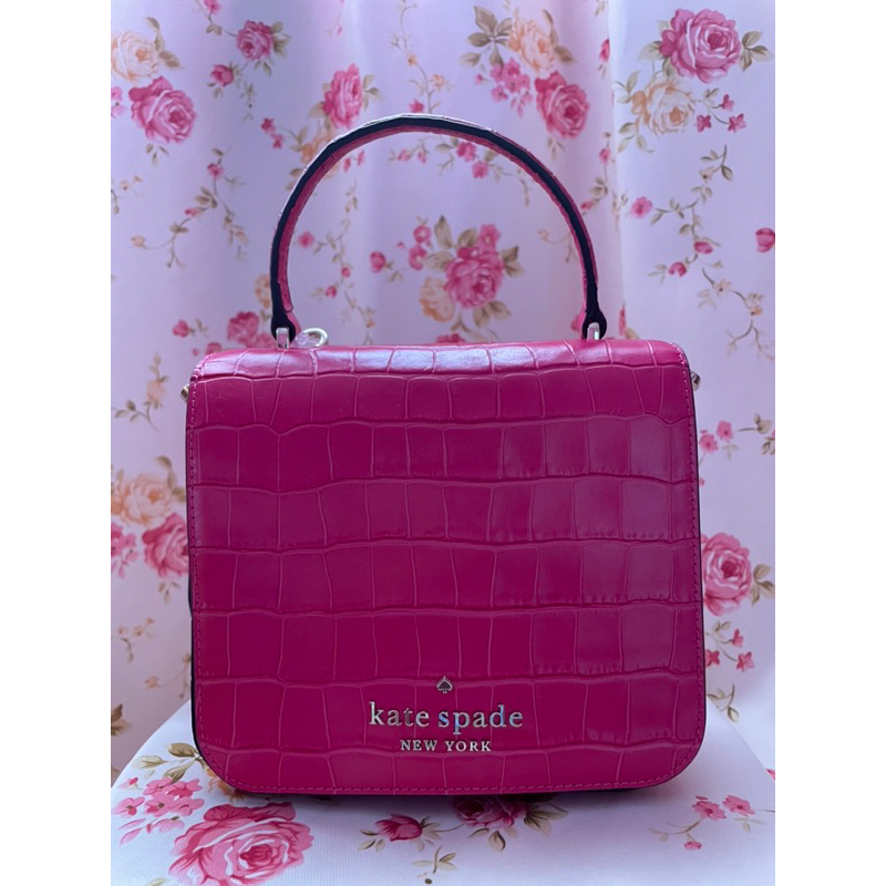 Jual Kate Spade Staci Squre Croco Embossed Festive Pink | Shopee Indonesia