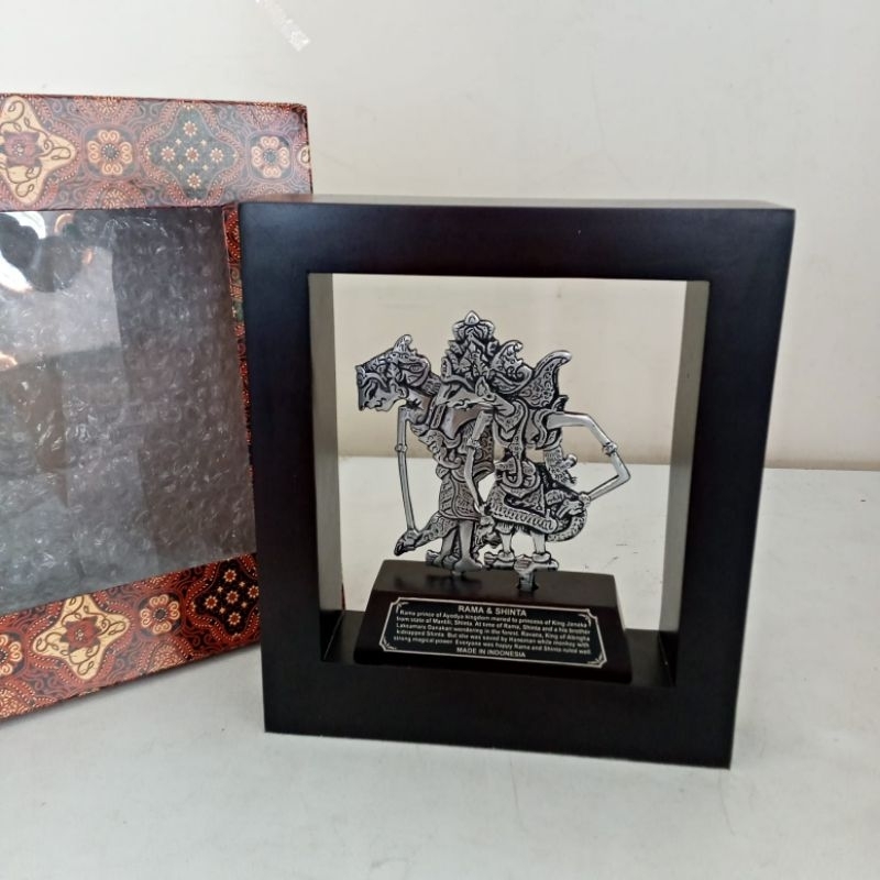 Jual Plakat Souvenir Dekorasi Frame Wayang Rama Shinta Silver 19x22x4 cm | Shopee Indonesia