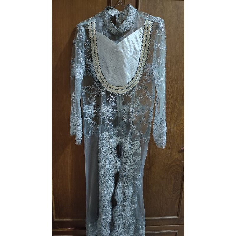 Jual Preloved Kebaya brokat panjang silver / kebaya kondangan / kebaya ...
