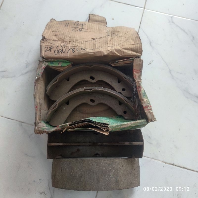 Jual AKEBONO brake shoe sepatu rem pirodo kampas rem depan Land cruiser ...