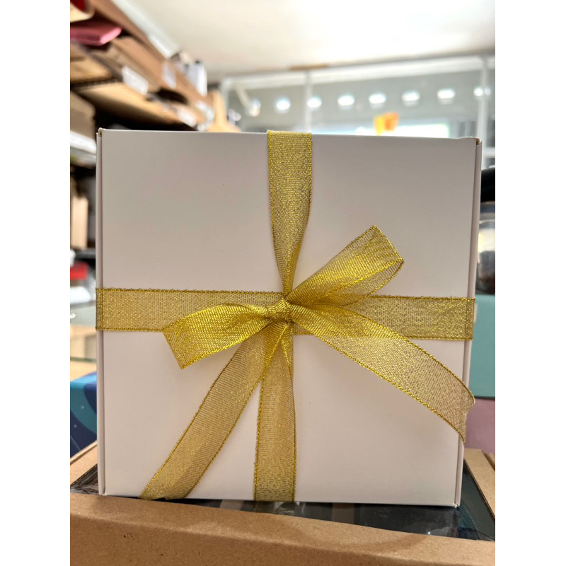 Jual Box ivory ikat pita gold size 18x18x6 cocok untuk kado ulang tahun ...