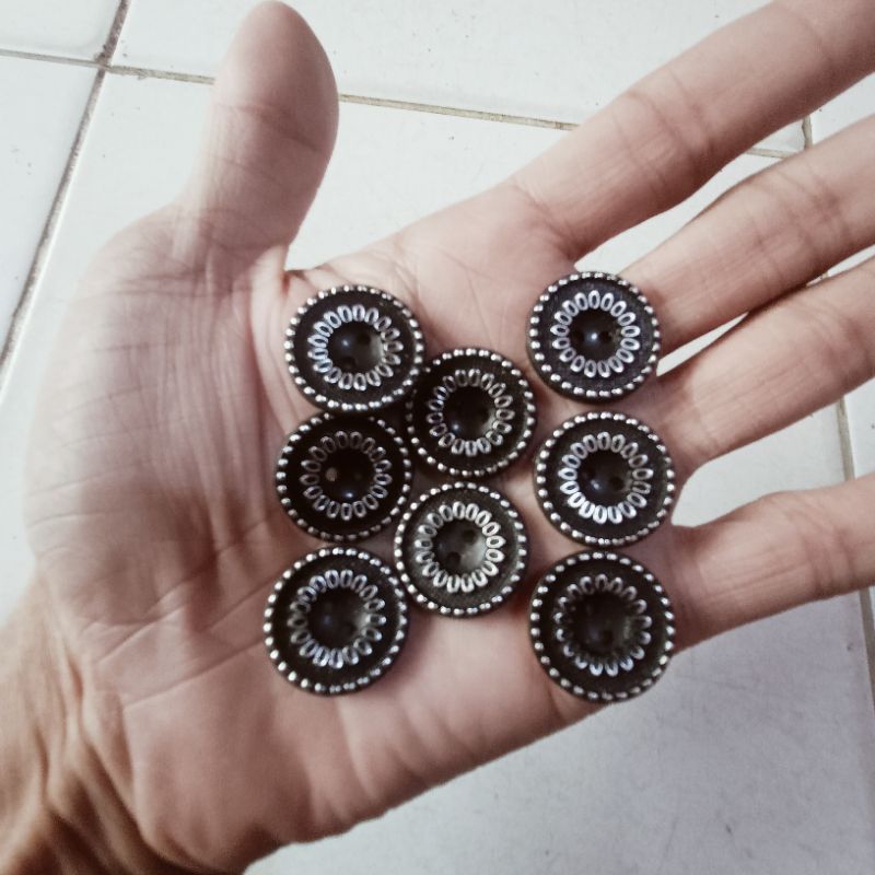 Jual 100 pcs kancing baju Koko motif ukiran Bunga Silver Lubang 2 ...