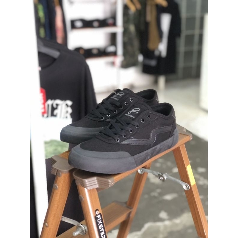 Jual Patrobas Ivan Low All Black | Shopee Indonesia