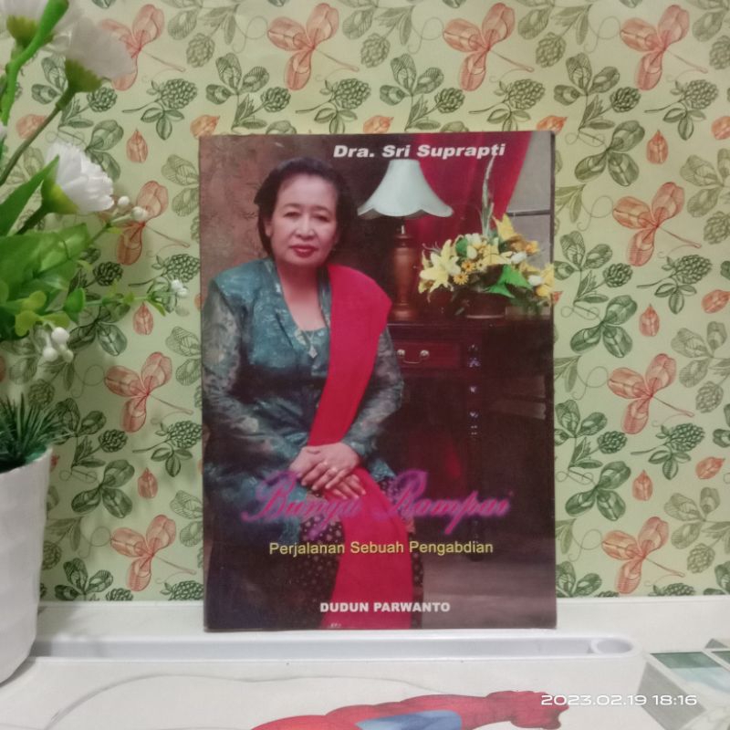 Jual BUNGA RAMPAI PERJALANAN SEBUAH PENGABDIAN / Dra Sri Suprapti | Shopee Indonesia