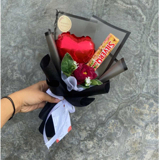 Jual Buket bunga palsu dengan silverqueen dan balon/buket coklat ...