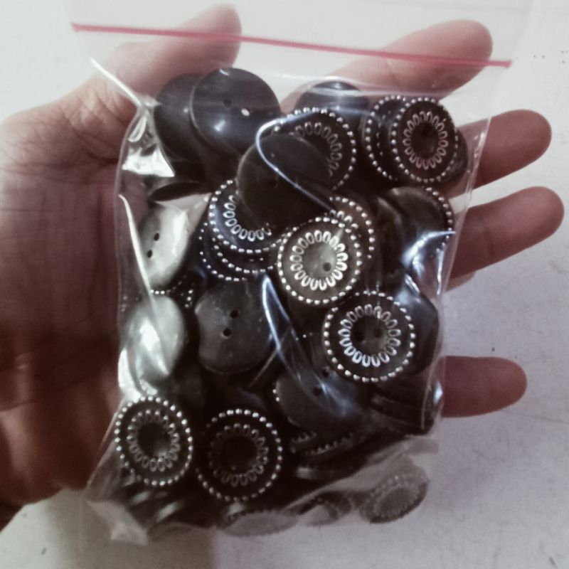 Jual 100 pcs kancing baju Koko motif ukiran Bunga Silver Lubang 2 ...