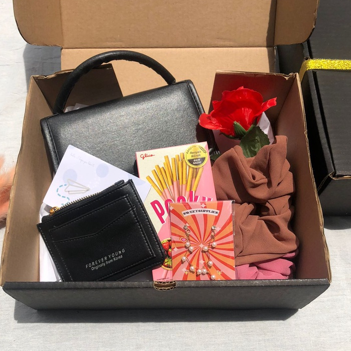 Jual Angela's Box ( Hampers wanita isi tas, jajan, bunga, anting ...