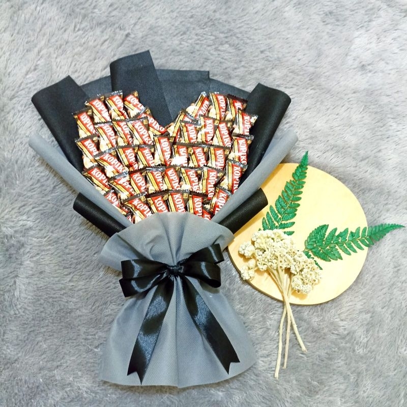 Jual buket LoVe kiss / hadiah wisuda/ buket cantik/ hadiah wisuda ...