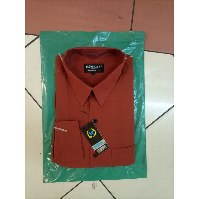 Jual kemeja lengan panjang peria polos warna merah bata | Shopee Indonesia