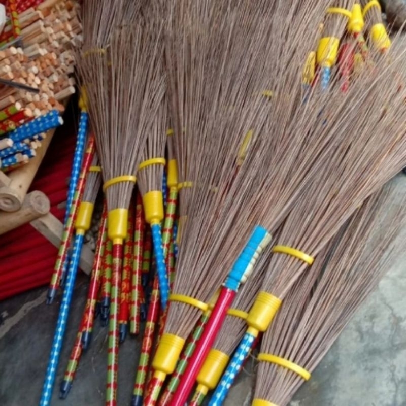 Jual Paket 10 biji Sapu lidi super gagang kayu atau bambu terlaris ...