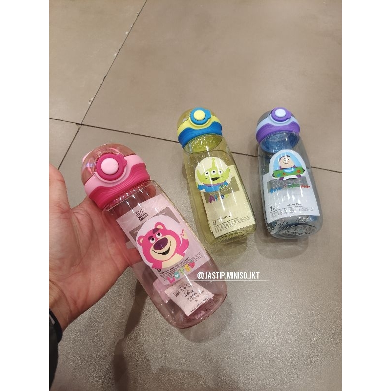 Jual MINISO 🆕 Botol Minum Plastik DISNEY PIXAR dengan pegangan (630ml) Alien / Lotso / Buzz ...