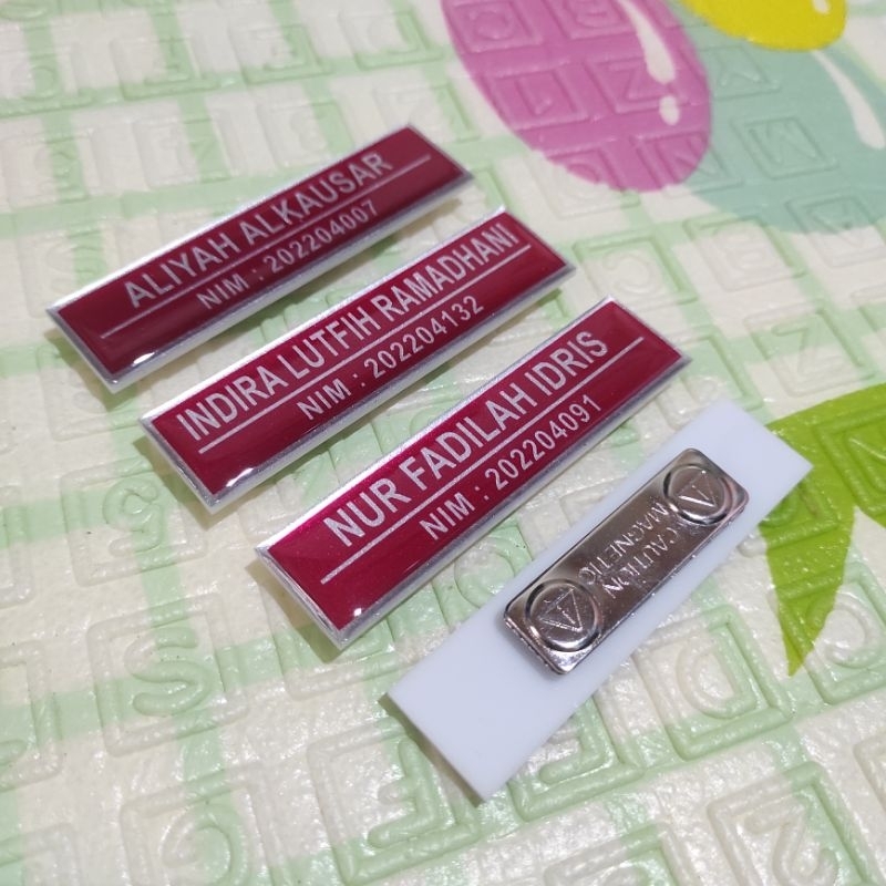 Jual nametag akrilik / papan nama dada akrilik cembung merah silver ...