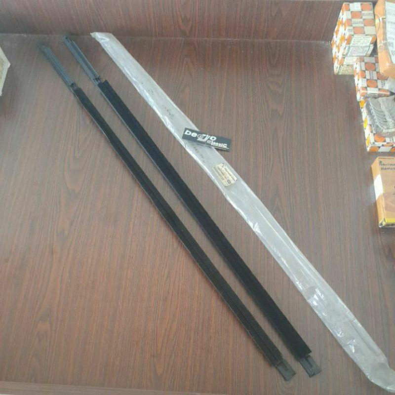 Jual karet pelipit kaca pintu depan bagian luar set kanan kiri ISUZU ...