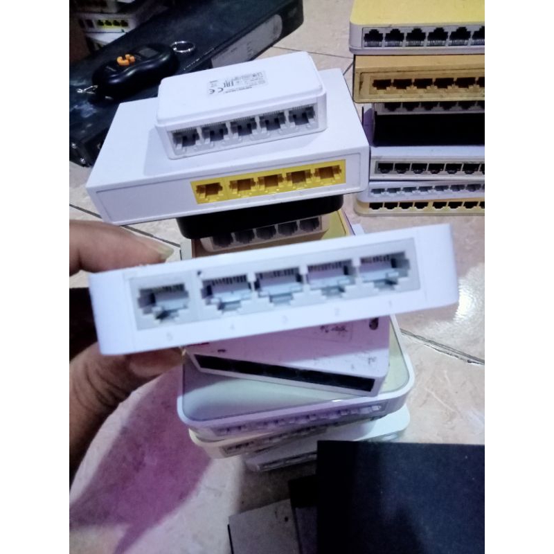 Jual switch hub 8 port dan 5 port merek random all port normal | Shopee ...