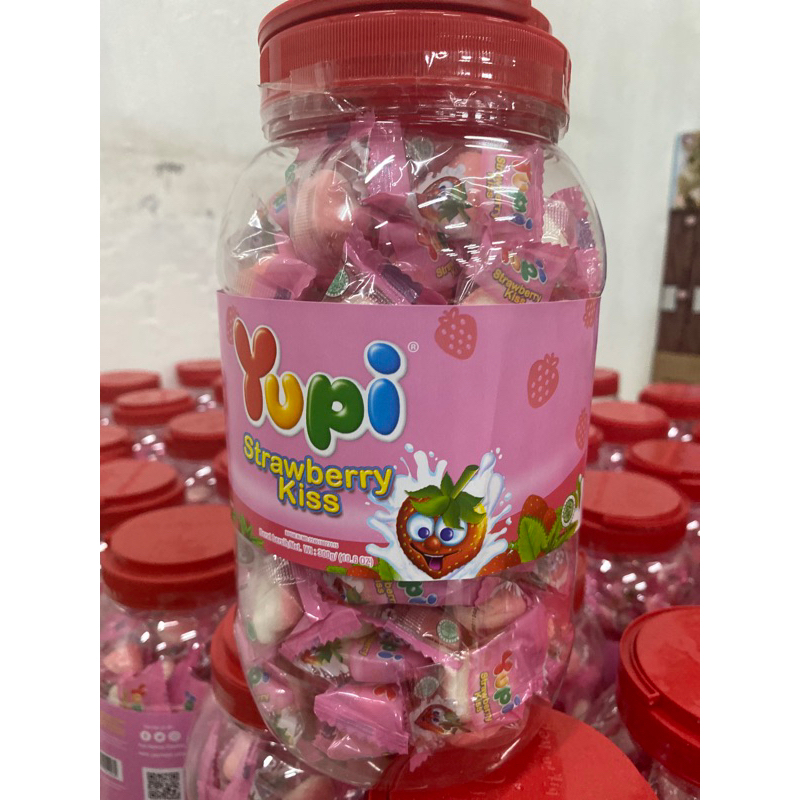 Jual Yupi Permen Strawberry Toples 240g | Shopee Indonesia