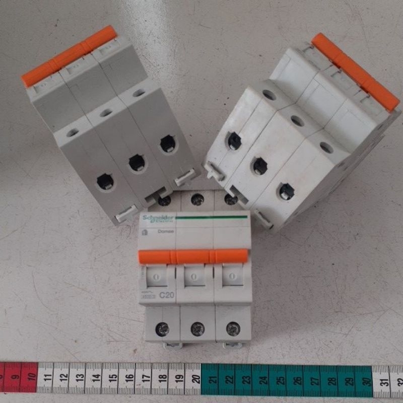 Jual MCB C20 400VAC 4500 [3] Schneider electric Domae | Shopee Indonesia