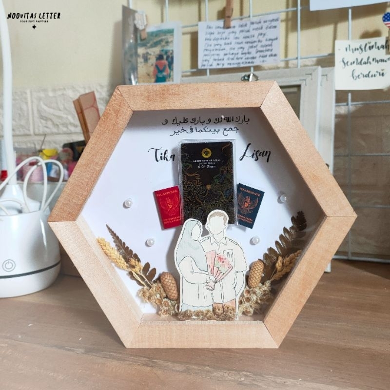 Jual FRAME HEXAGONAL DENGAN EMAS MINI KADO NIKAH / BINGKAI SEGI ENAM | Shopee Indonesia