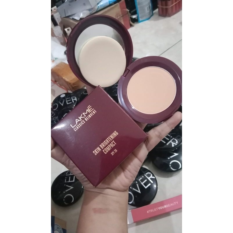 Jual Lakme Classics Skin Brightening Compact | Shopee Indonesia